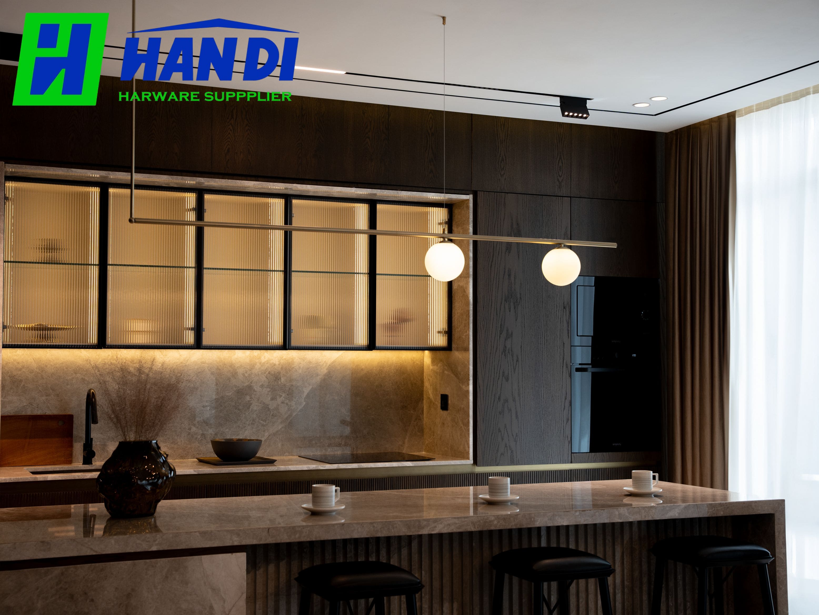 Bố Trí Tủ Bếp Hợp Kim Nhôm Cánh Kính Theo Tam Giác Công Năng